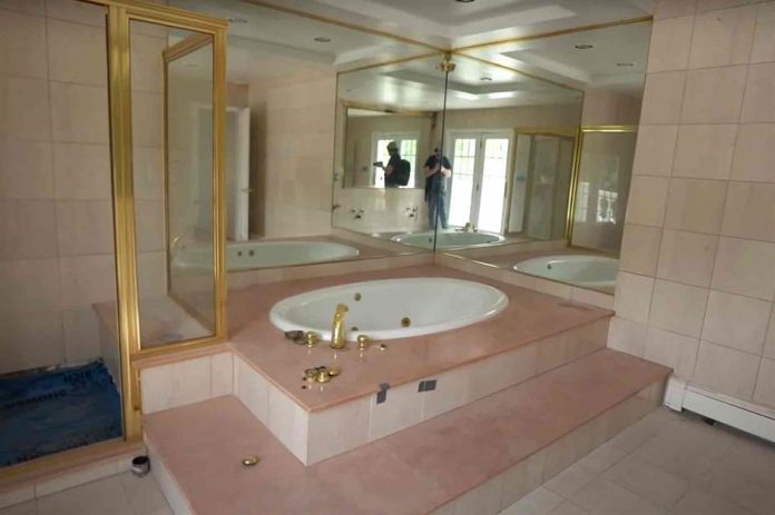 Inside The Abandoned "Gotti Mafia Family" Mansion Untouched Since 2016 ...