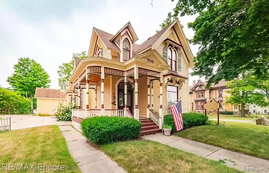 Built in 1850! Michigan Victorian House With Breathtaking Curved ...
